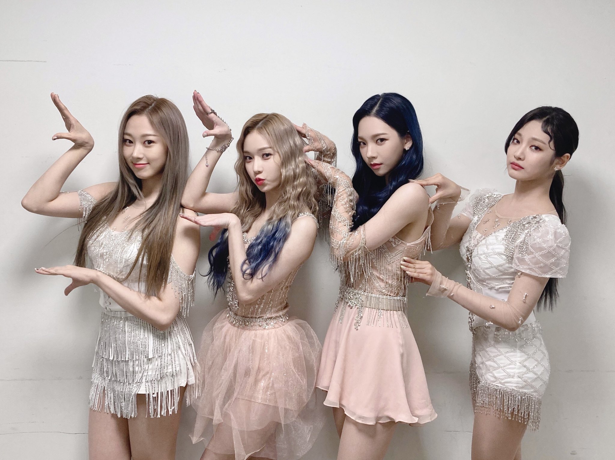 Les Groupes De Filles Sm Entertainment Portent Des Minijupes